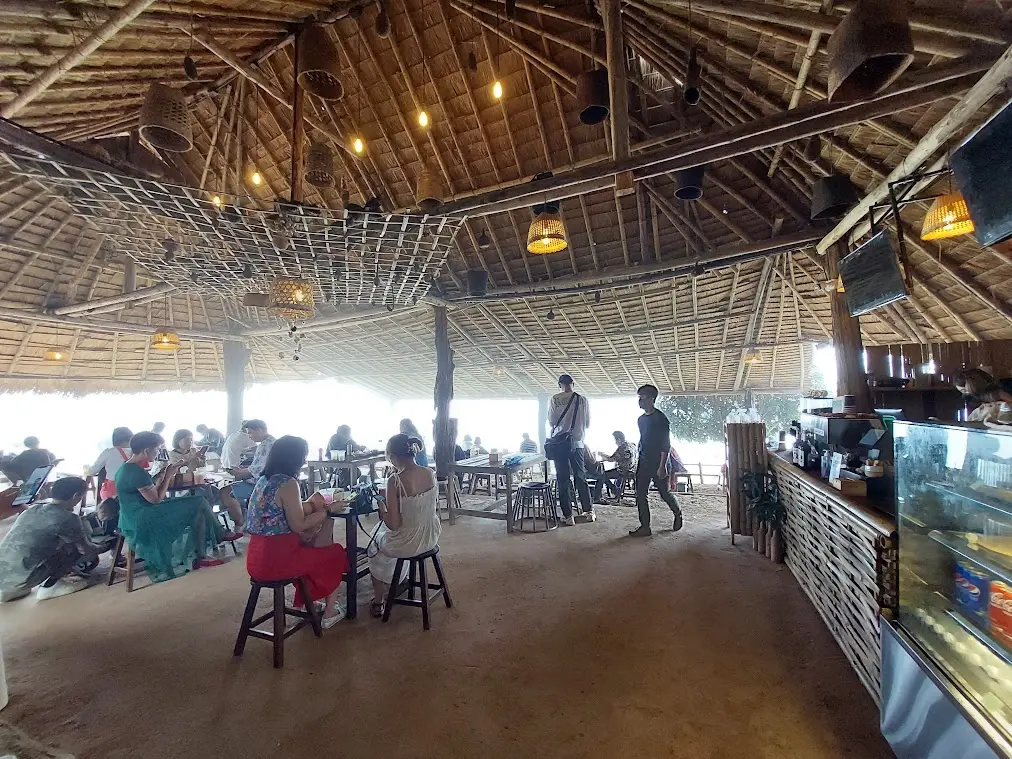 เที่ยวเชียงราย แม่สรวย ฟาร์มแกะคาเฟ่สไตล์อาข่า (Akha Farm Ville ...