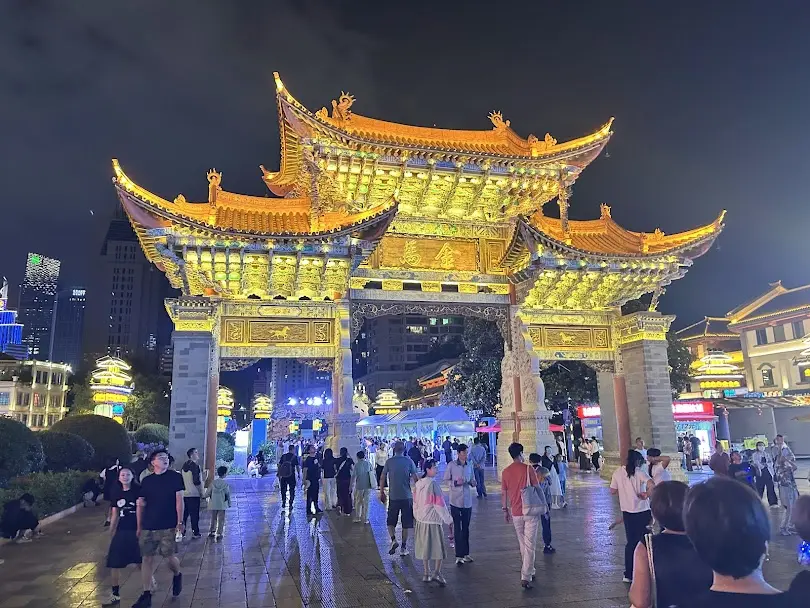 เที่ยวจีน ยูนนาน คุนหมิง จัตุรัสจินปี้ (Jinbi Square) - iok2u.com