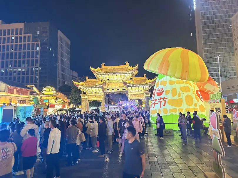 เที่ยวจีน ยูนนาน คุนหมิง จัตุรัสจินปี้ (Jinbi Square) - iok2u.com